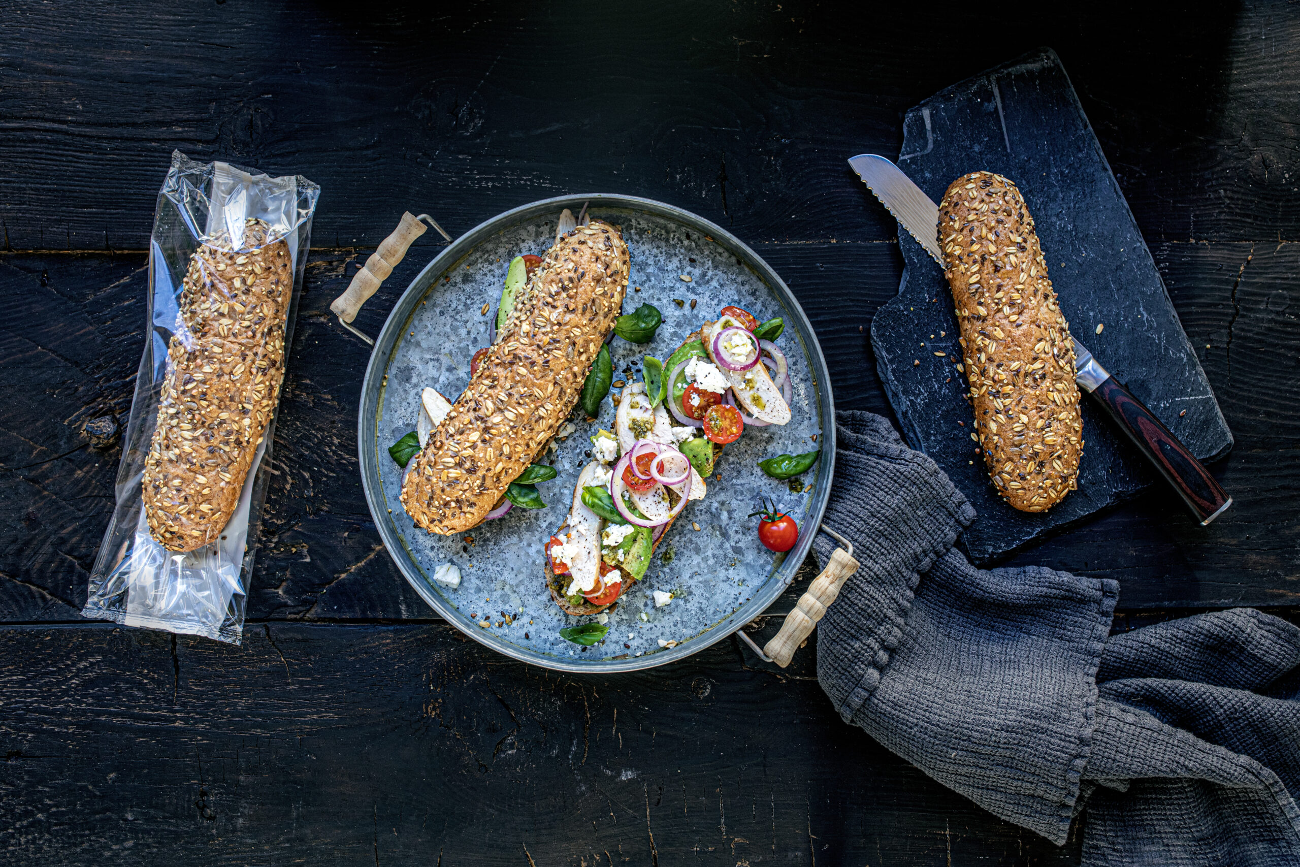 Mesterbakeren | Fullkornsbaguette med kylling, pesto, fetaost og ferske tomater